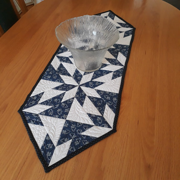 EW230 IHQ Large Hunter Star Table Runner – Embroidery Weekly